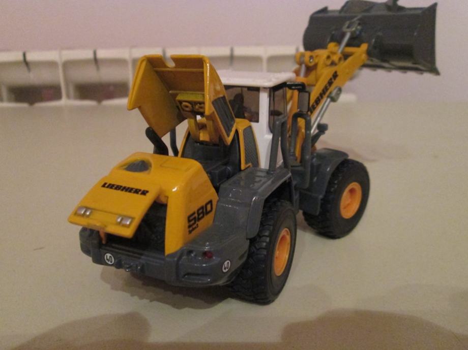 Prodajem SIKU SUPER 3933 model u mjerilu 1:50
