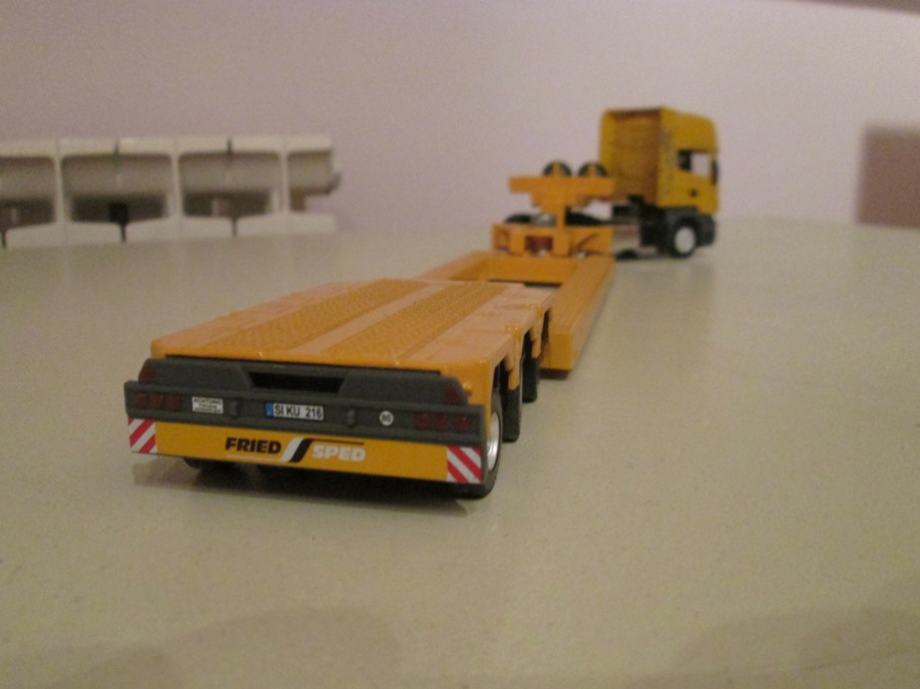 Prodajem SIKU SUPER 3933 model u mjerilu 1:50