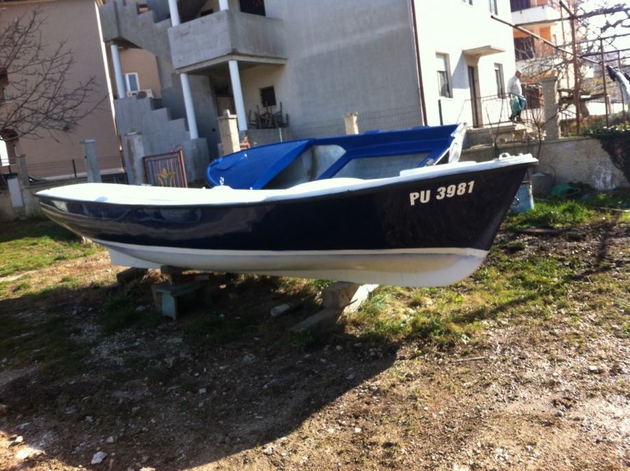 Elan 490 generalno sređena sa motorom