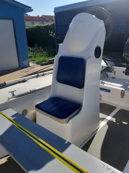 Gumenjak Admiral AM410 RIP, prikolica