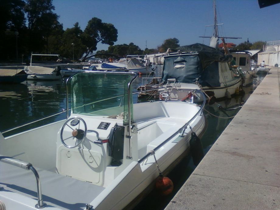 Praktični mali gliser