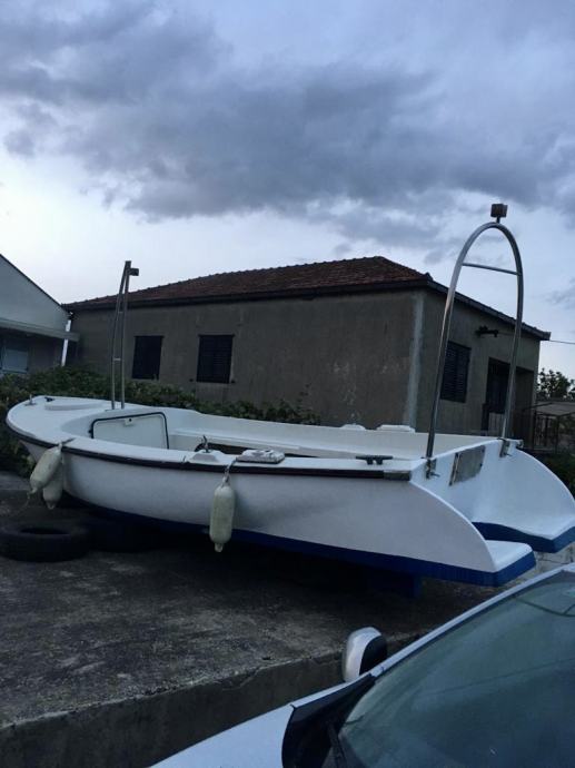 Prodaje se Elan pasara 490 sa spojlerom i novim Tohatsu motorom 15-2T