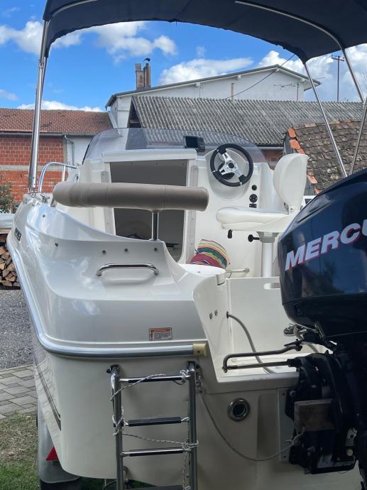 Prodajem čamac marke QuickSilver dužine 4,7 m sa kabinom
