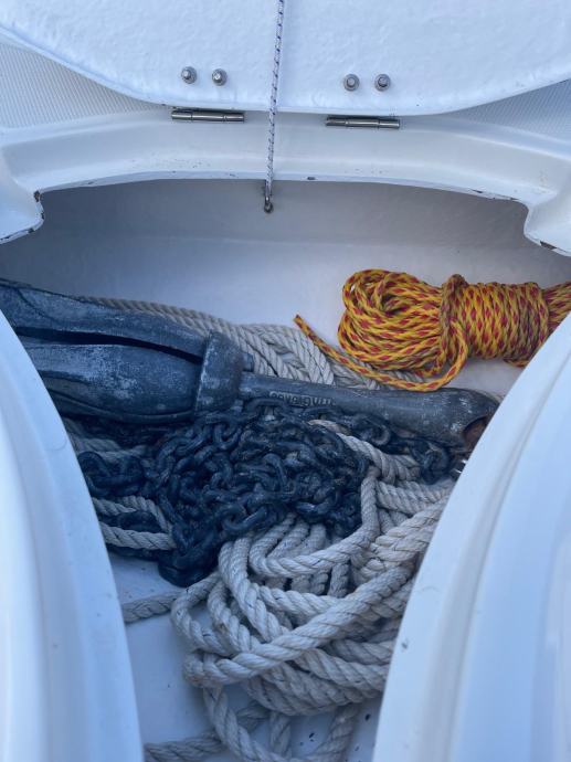 Prodajem čamac marke QuickSilver dužine 4,7 m sa kabinom