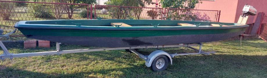 Riječni Čamac Sa Prikolicom I Motorom