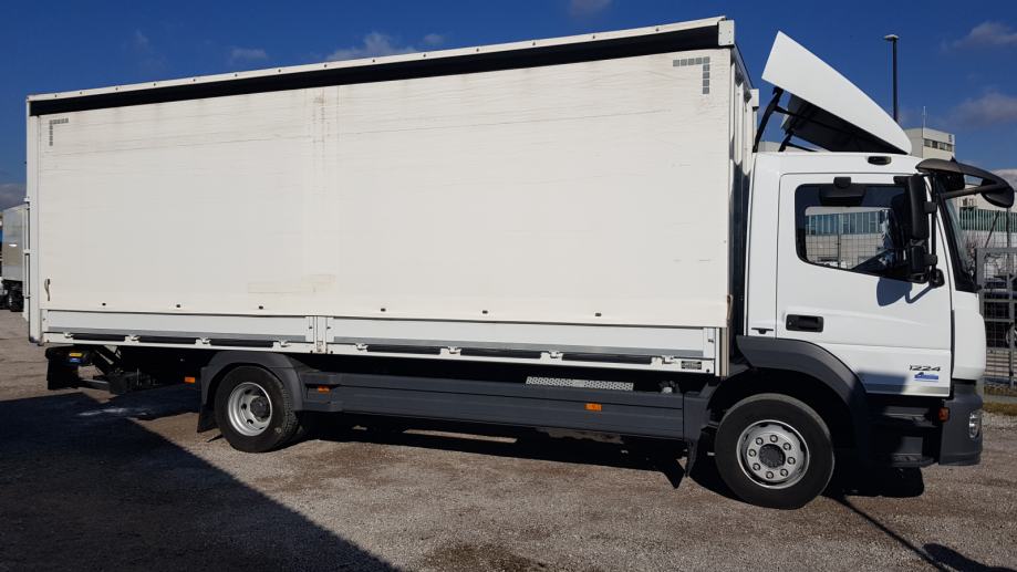 Mercedes-Benz ATEGO 1224L s kesonom/pomična zavesa 7.35m/rampa, 2015 god.