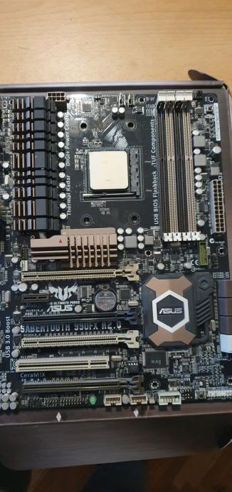 AUS Sabertooth 990FX R2.0 AM3+