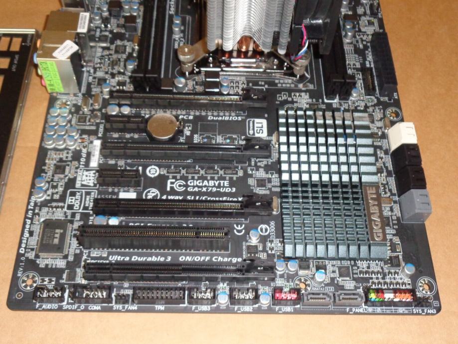 Gigabyte GA-X79-UD3 + CPU intel i7 3960X 3.6Ghz + 16gb ram + hladnjak