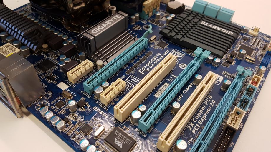 Gigybyte GA-990XA-UD3 AMD 990X + SB950 Chipset