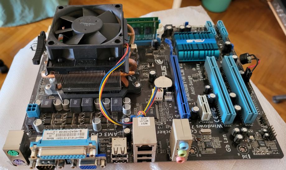 matična ASUS M4N68T-M LE V2 (AM3) + cpu Phenom II X4 965 + 4Gb DDR3
