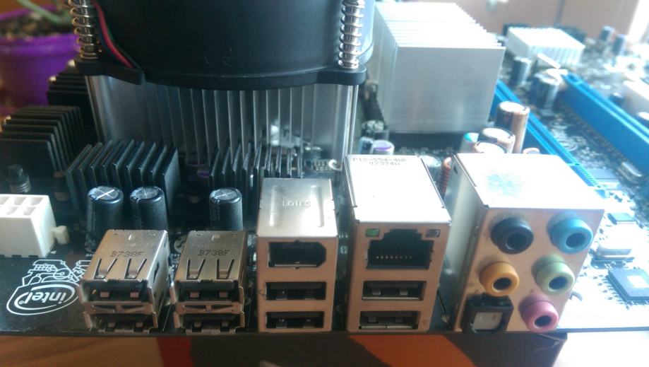 Matična Intel socket 775 DX38BT + procesor Intel quad core Q6600 ,DDR3