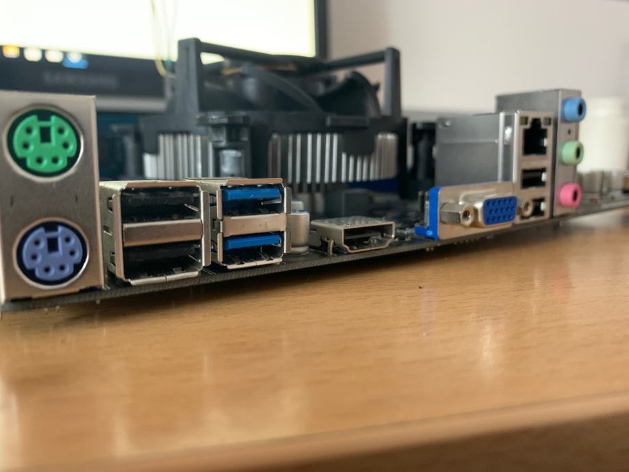 MSI B75MA-E33 / Pentium G2030 / 4GB RAM