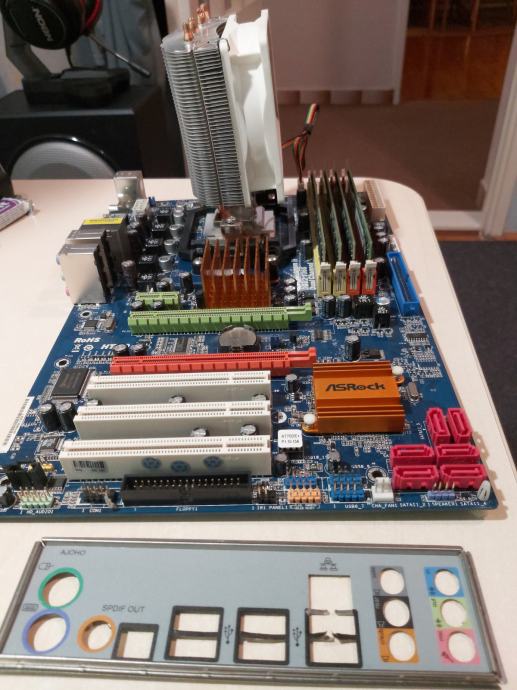 Prodajem komplet matična ploča, procesor, memorija + grafička