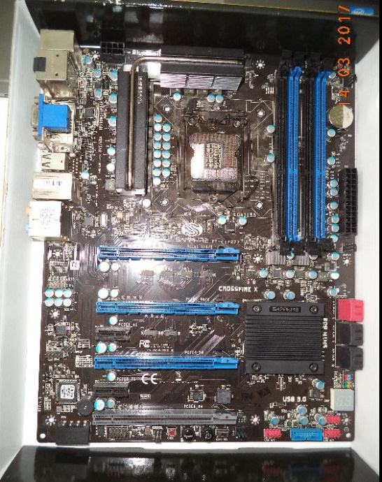 Sapphire PURE Platinum Z77 Chipset Z77 Intel Socket 1155 matična