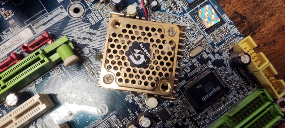 Socket 754 komplet ploča Gigabyte GA-K8NS Pro (neisp.) + Cpu + Zalman