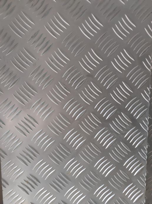 Aluminijske ploće sa uzorkom.