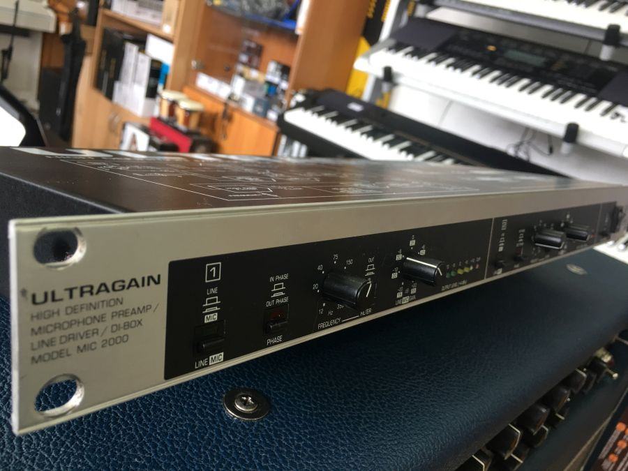 Behringer MIC2000 Ultragain mikrofonsko predpojačalo