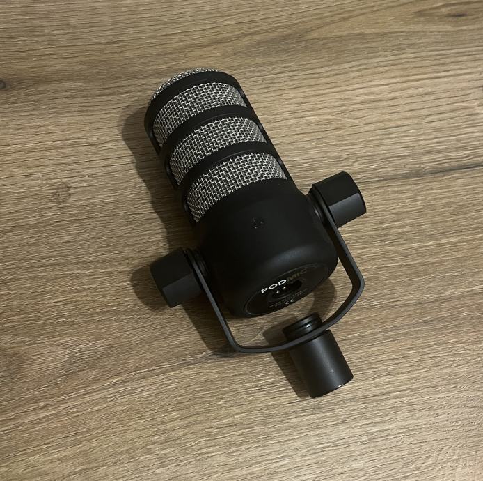 Rode PodMIc mikrofon + Tascam TM-AM2 pomični stalak + kablovi