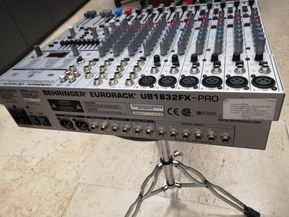 Behringer EuroRack UB1832FX-RD