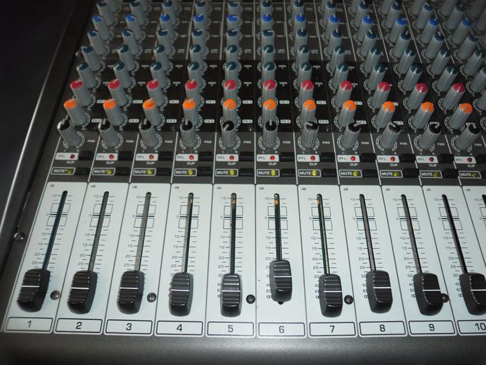 Behringer PMP5000 2x600 W HITNO!!!!!!