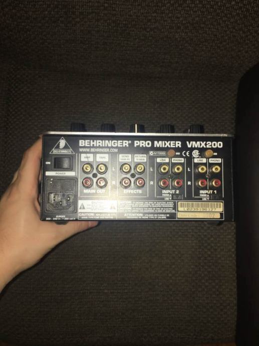 Behringer VMX200 DJ mikseta