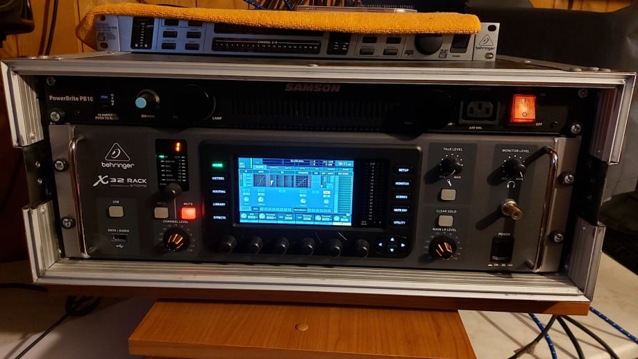 BEHRINGER X32 RACK