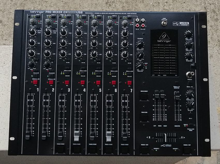 DJ mixeta Behringer DX 2000 USB