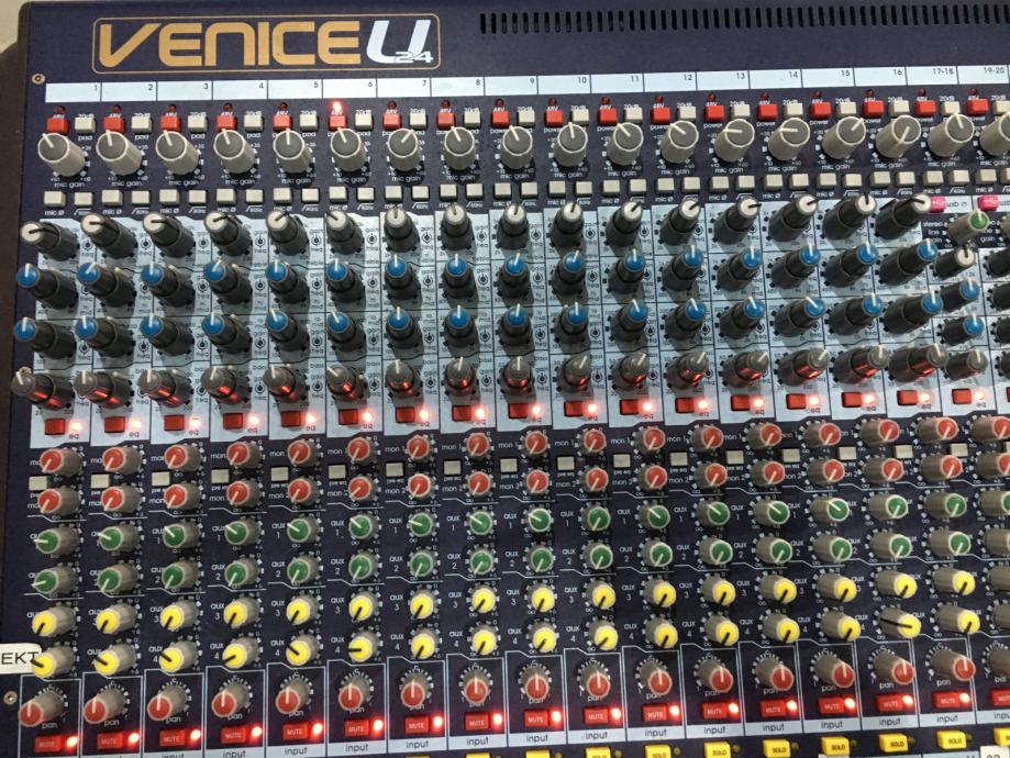 Midas venice U24 mešalna miza + opremljen rack