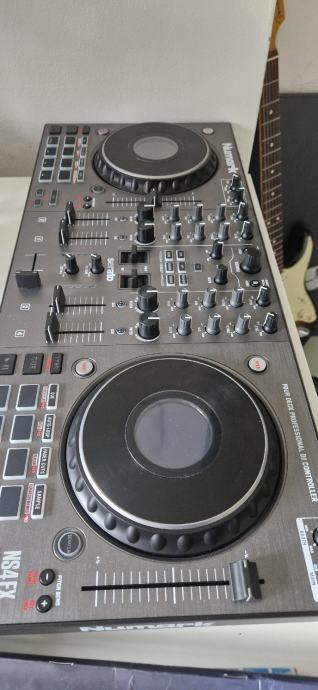 Numark NS4 FX - DJ controller - kao novo!