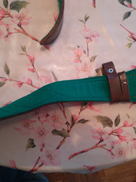 Debeli kožni široki remen