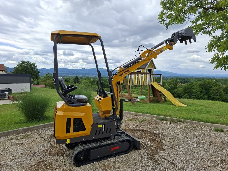 AKCIJA! Mini bager 1T s pomičnom rukom - ZADNJI KOMAD!