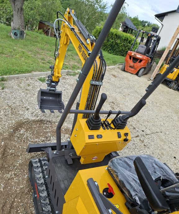 AKCIJA! Mini bager 1T s pomičnom rukom - ZADNJI KOMAD!