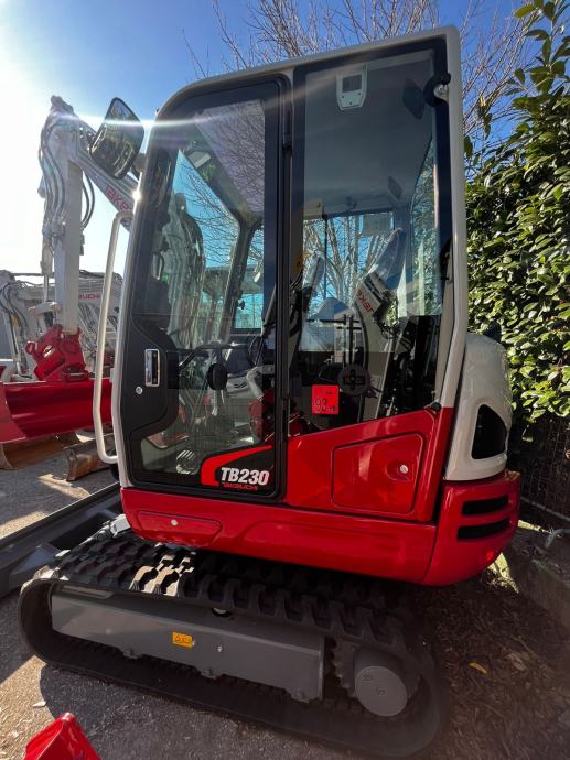 BAGER TAKEUCHI TB230 NOVO! (2,8t)
