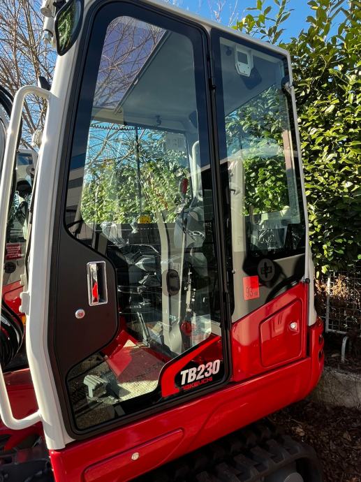 BAGER TAKEUCHI TB230 NOVO! (2,8t)