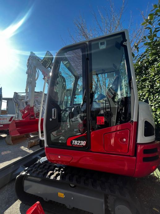 BAGER TAKEUCHI TB230 NOVO! (2,8t)