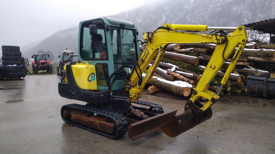 MINI BAGER YANMAR B25 - 2011 - 2700 UR - ODLIČNO DELOVNO STANJE