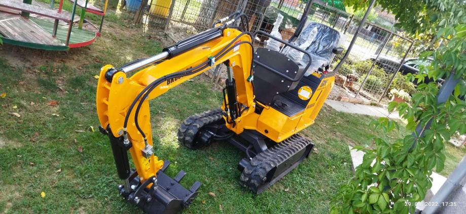 Prodajem NOVI mini bager 800 kg