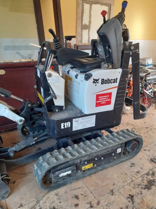 Prodajem Mini bager Bobcat E10
