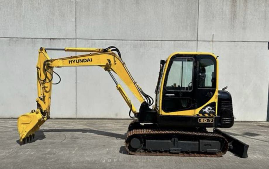 Prodajem mini bager Hyundai 5t