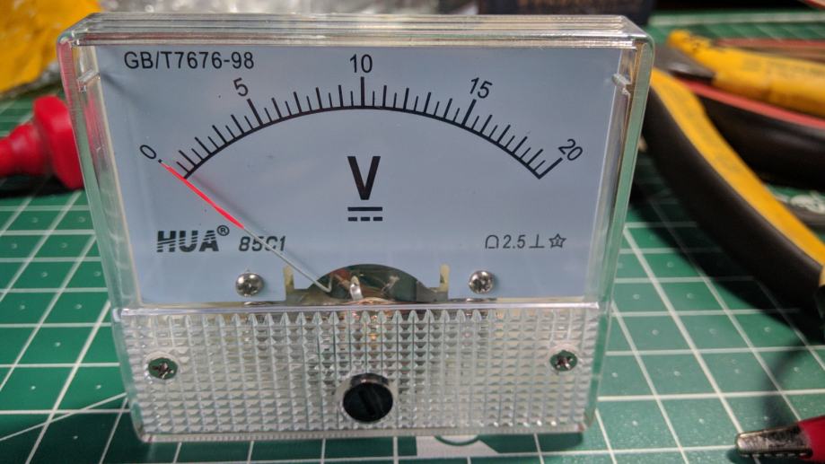 Analogni voltmetar DC 0-20V