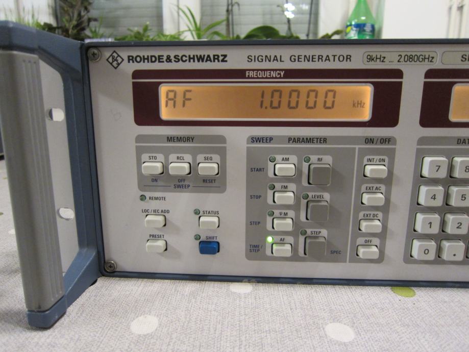 Generator signala signal generator RS Rohde und Schwarz SMY02