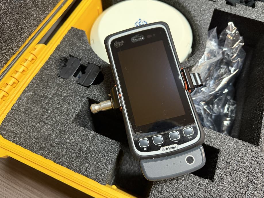 Trimble R4 GNSS uređaj