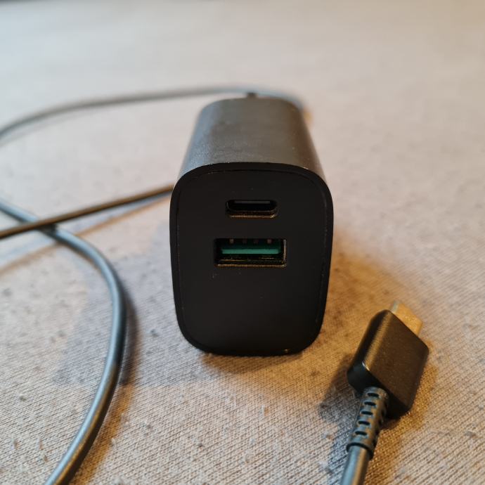 Punjač s 2 ulaza s USB-C kabelom za mobitel