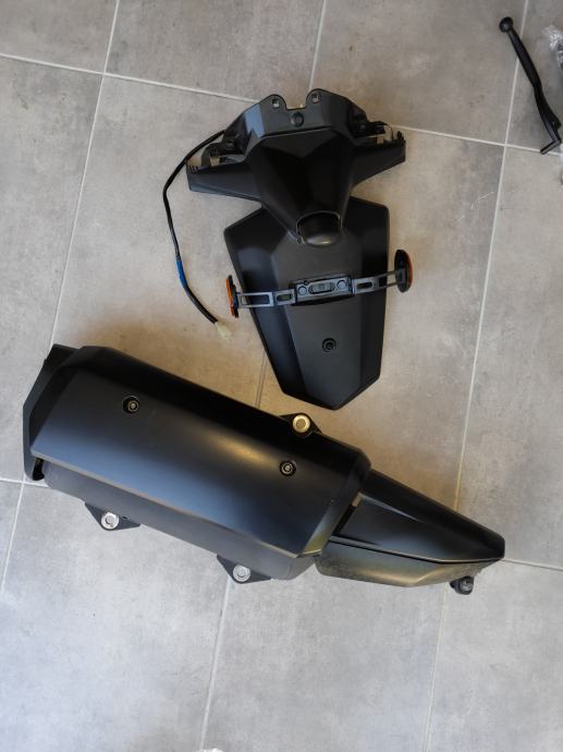 Yamaha XMAX 300 2017-2021god originalni top auspuh i nosač tablice