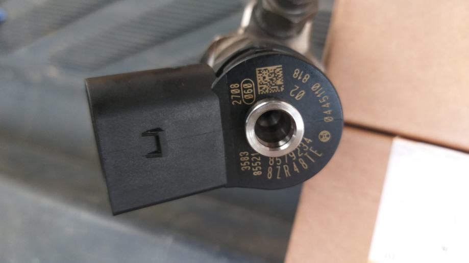 BMW G01 G20 G30 INJEKTOR 8579234