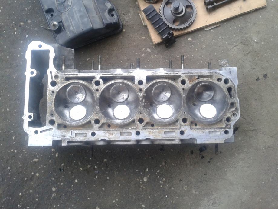 GLAVA MOTORA U DIJELOVIMA MERCEDES BENZIN