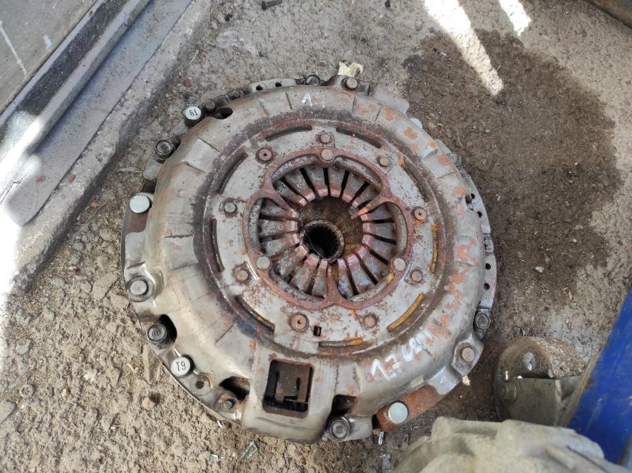 Hyundai i40 KIA 1.7CRDI dvomaseni ZAMAŠNJAK i komplet kuplung kao novi