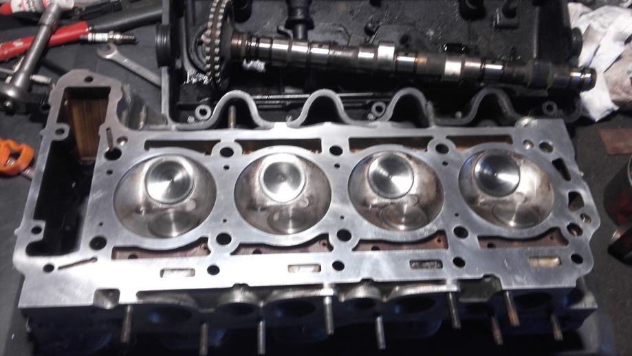 UREĐENA GLAVA MOTORA MERCEDES BENZIN OM 102