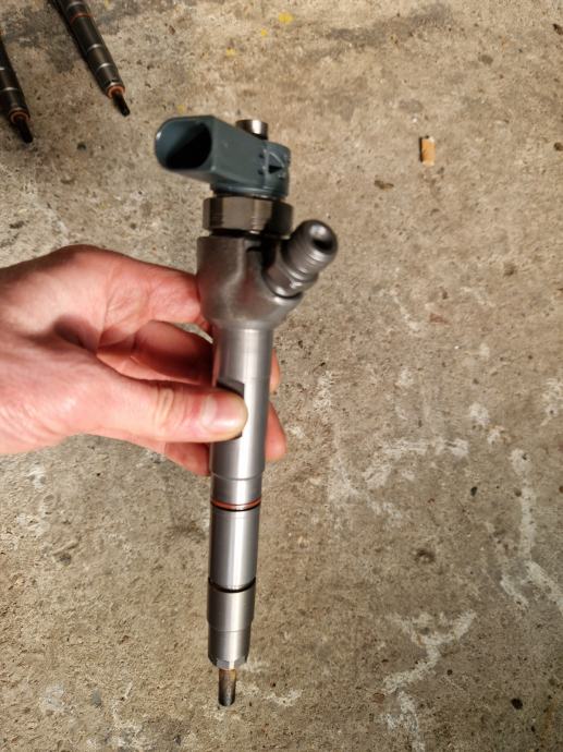 VW Audi 1.6 TDI 85 kW - INJEKTOR UBRIZGAVANJA / DIZNA 04L130277AD