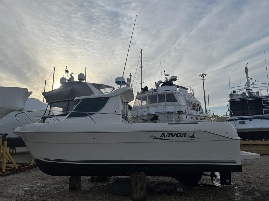 Arvor 25 Mercruiser 220hp diesel
